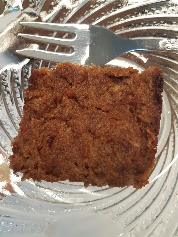 SOČNO VEGANSKO SADNO PECIVO IZ LEŠNIKOVE MOKE BREZ GLUTENA - Freedea